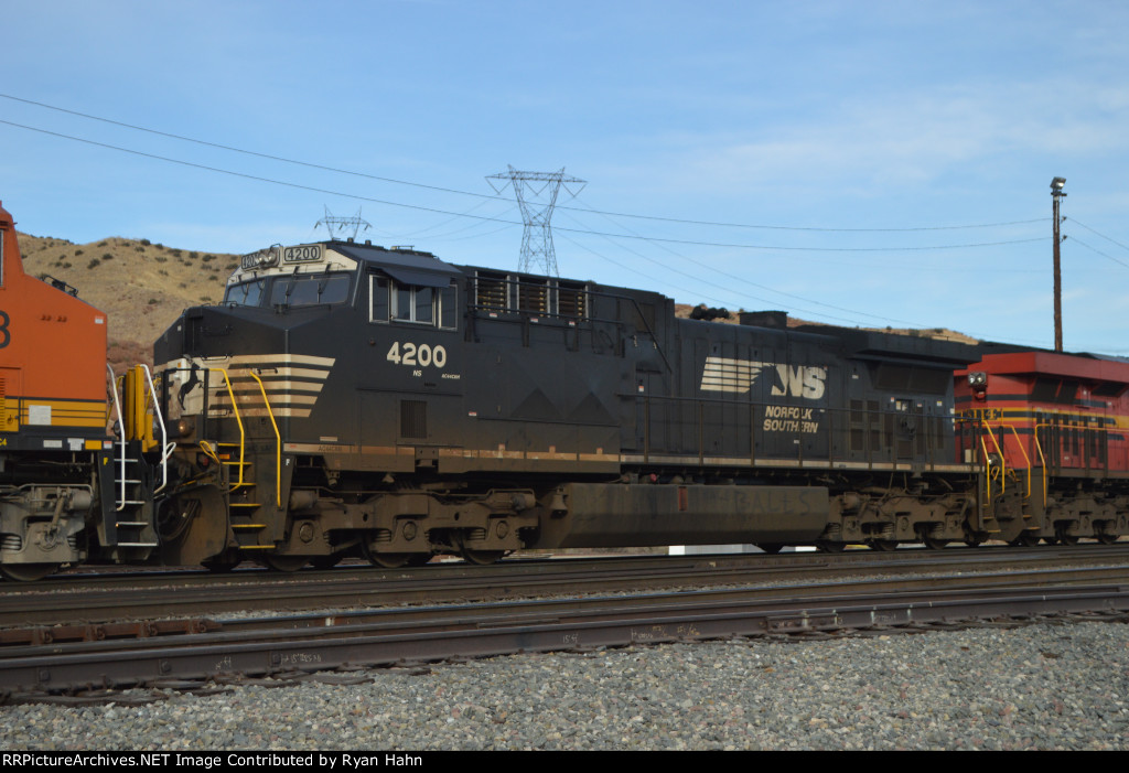NS 4200 Trailing NS 8114 on the SBDBAR
